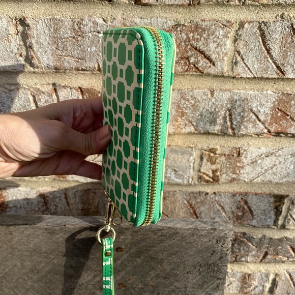 Banana Republic | Bags | Small Banana Republic Wallet Green White ...